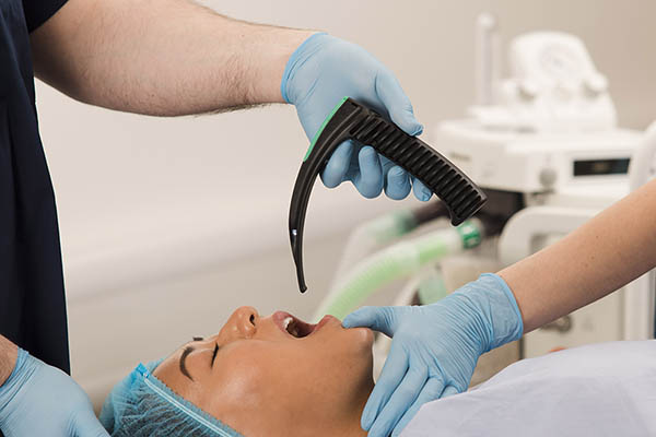 One-piece single use laryngoscope